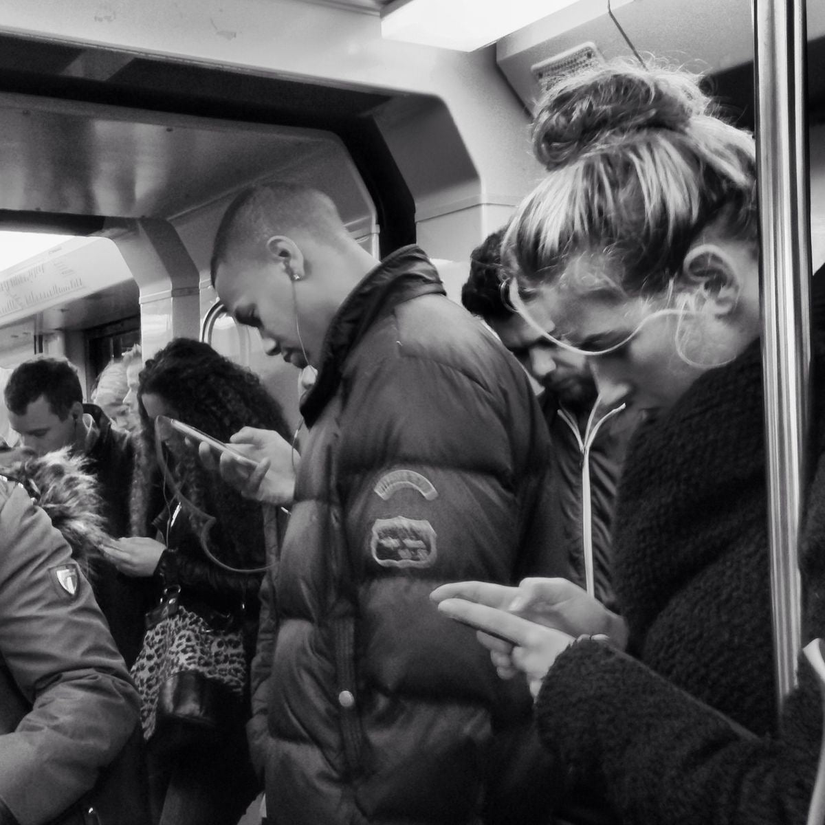 Why We Reach for Phones Even When We Don’t Want To – Neophone